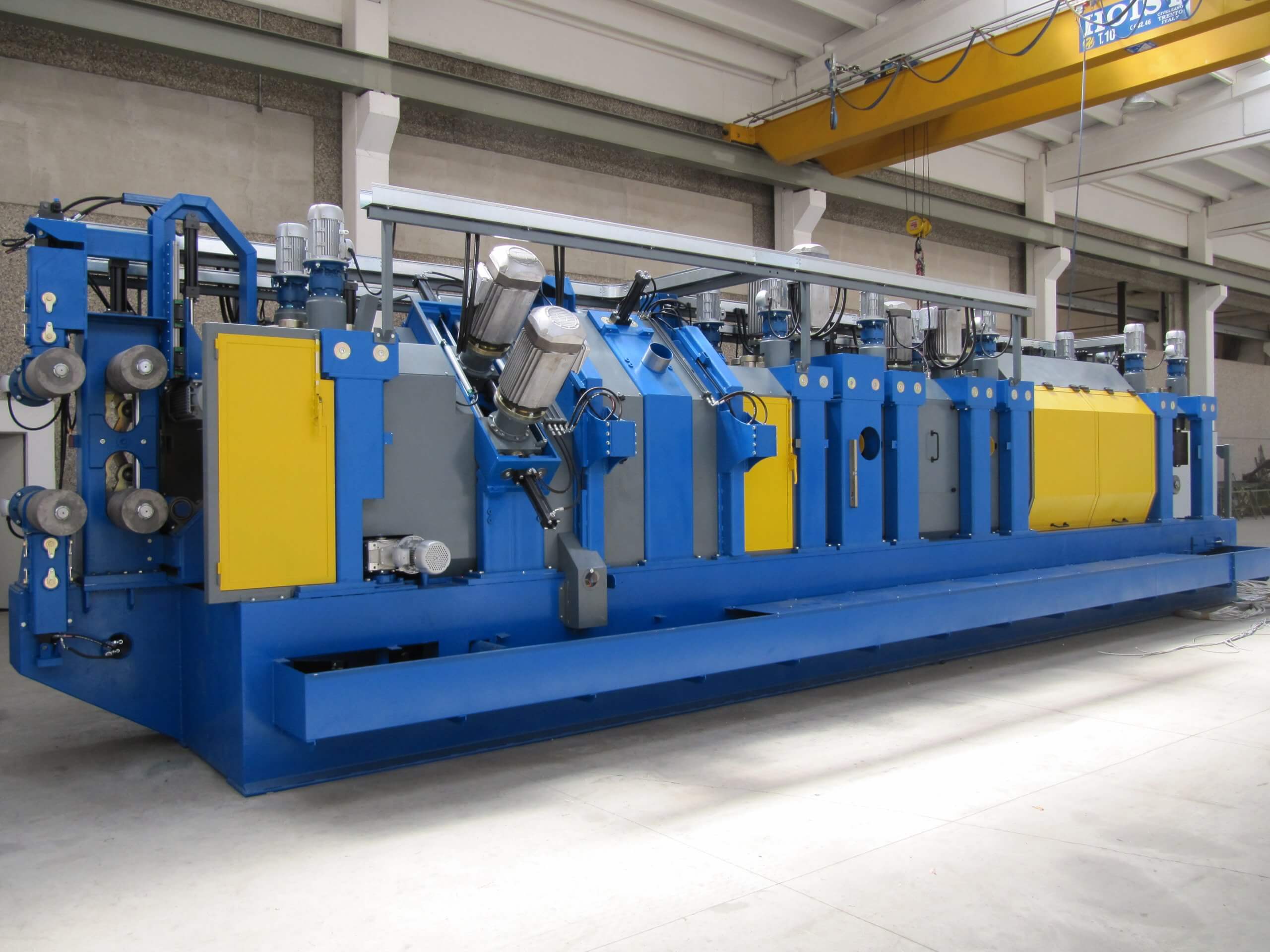 Beam and log squaring machine for sawmills