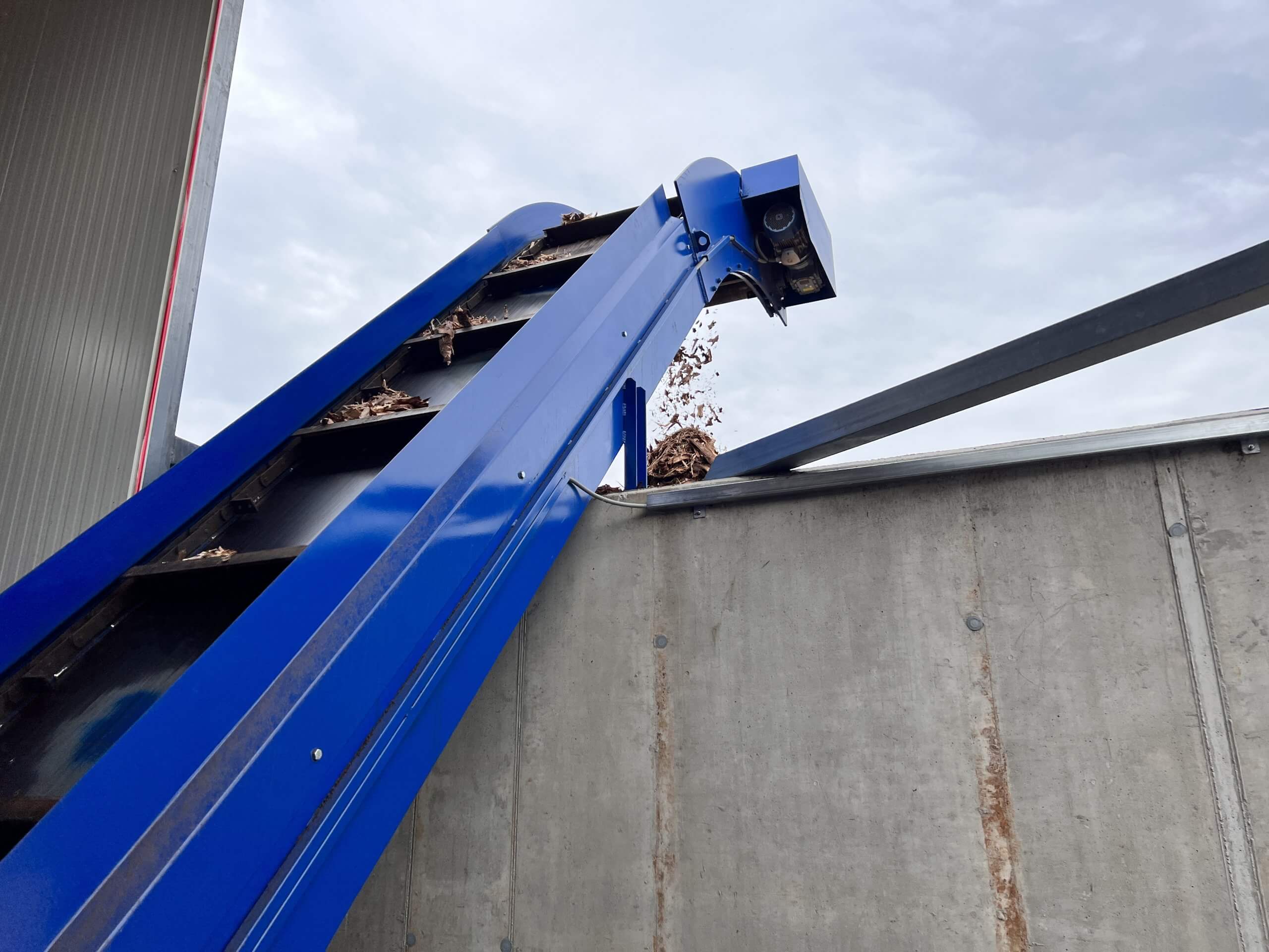 Scraper chains for the evacuation of woodworking residues